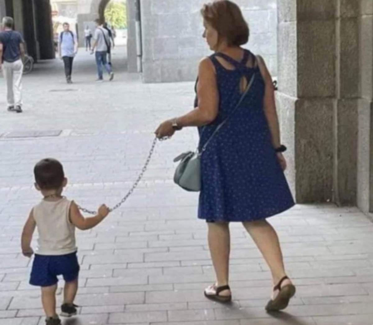 Žena šeta dete na lancu u Subotici | Yumama