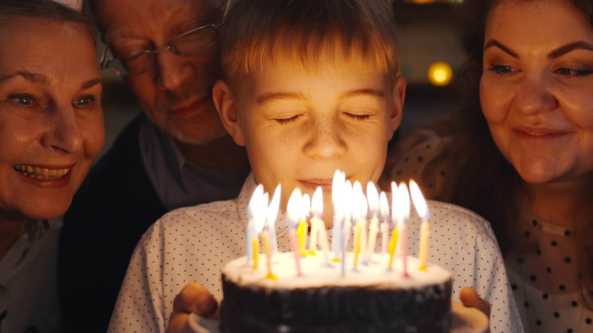 Treba li deca da duvaju svećice na torti | Yumama