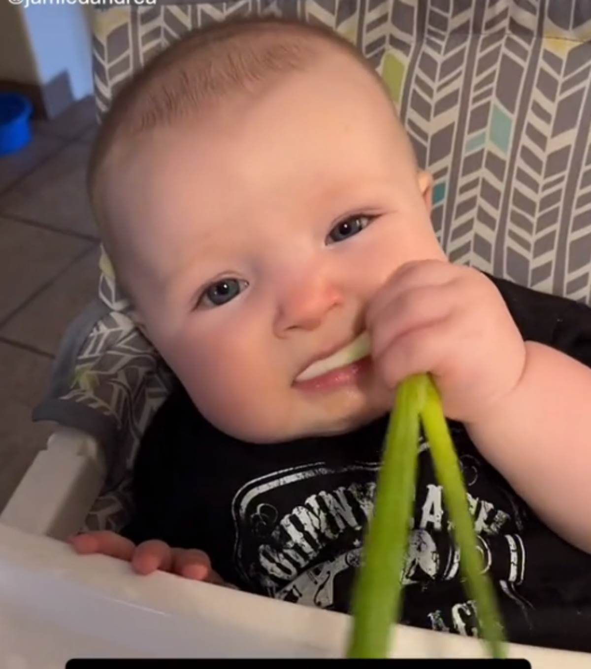 Mladi luk za izbijanje zuba kod bebe | Yumama