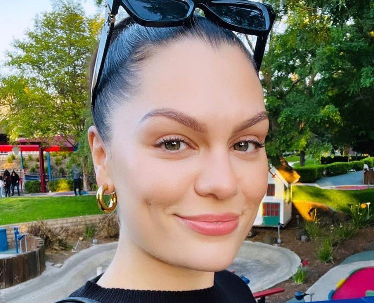 Pevačica pokazala golo telo 10 dana posle porođaja | Yumama