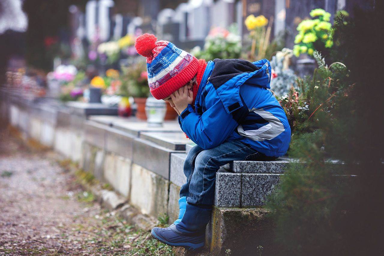 Da li mala deca treba da idu na groblje i sahrane | Yumama