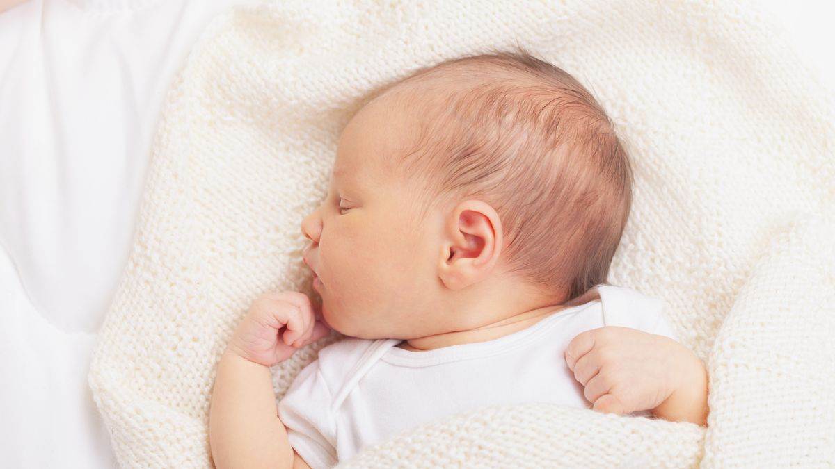 Kako da znate da li je bebi vruće dok spava | Yumama