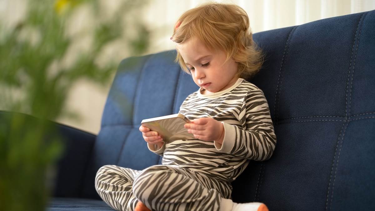 deca do 6 godina ne treba da koriste telefon zbog razvoja | Yumama